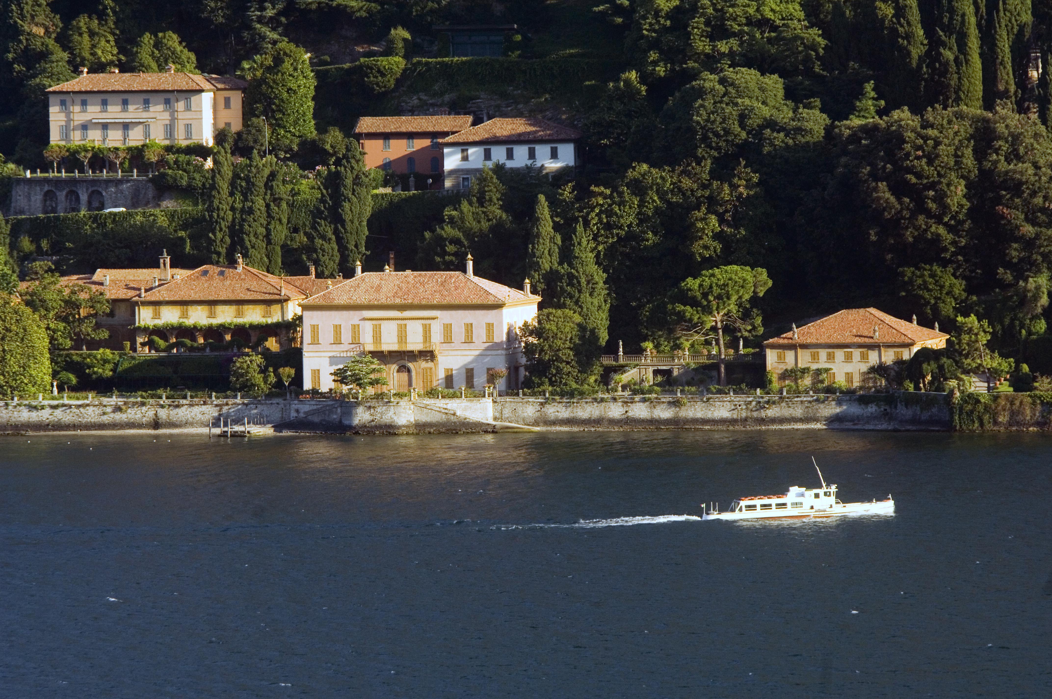L'autunno a Villa Pizzo: dove il foliage si specchia nel bellissimo ...