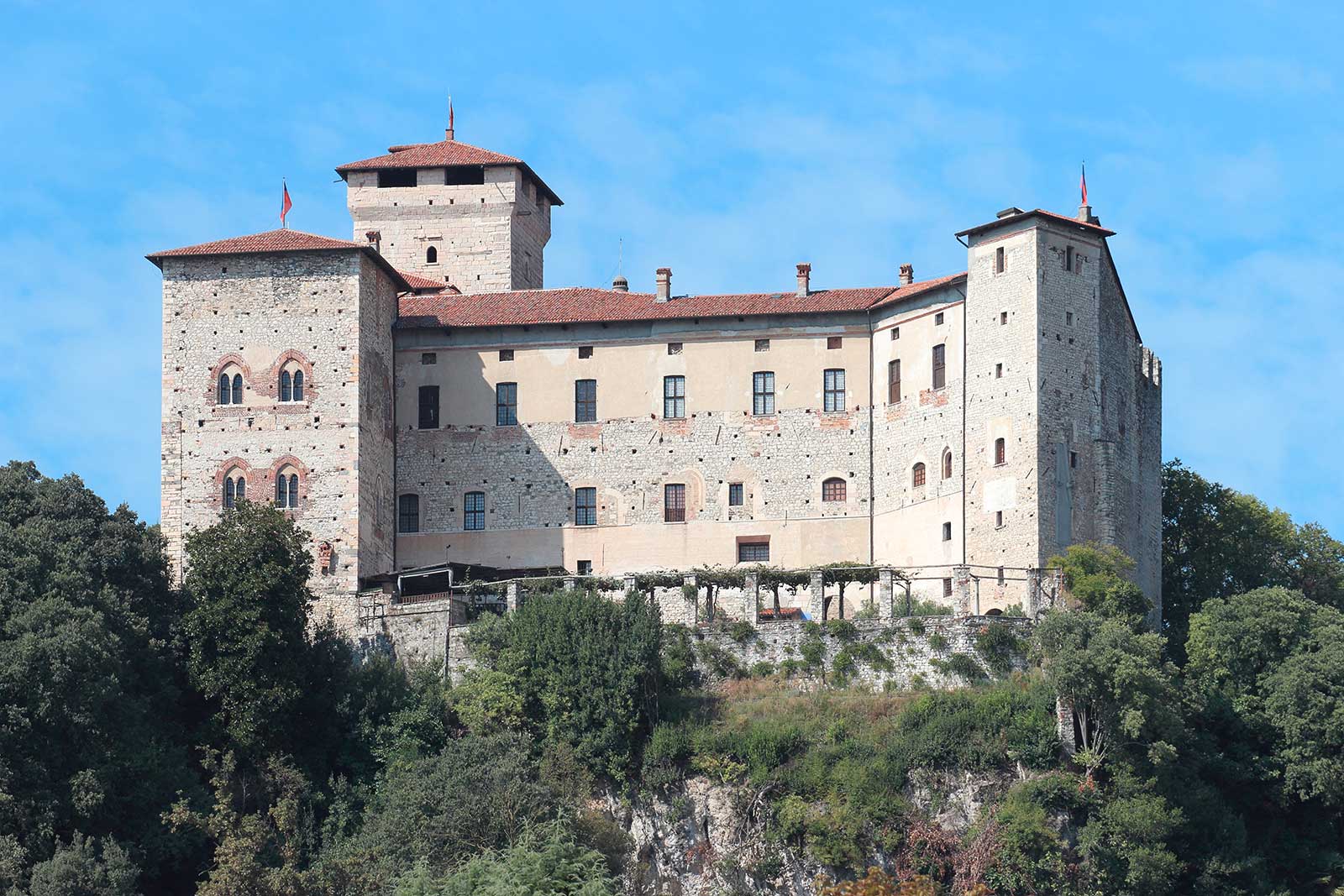 borromeo fortress in angera - castles varese - tourism varese - in ...